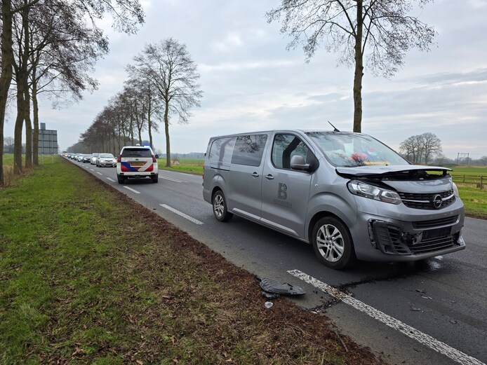 Vier auto's botsen op elkaar bij kettingbotsing met lange file tussen Meppel en Ruinerwold als ...