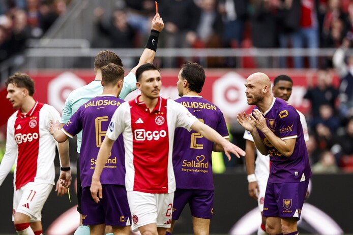 Rode kaart en VAR-ingreep: ook Go Ahead Eagles gaat ten onder tegen ...