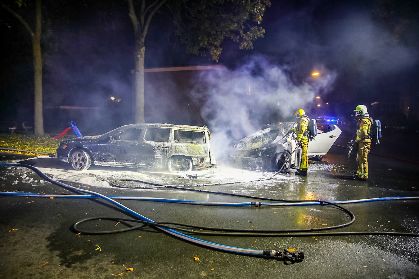 Rene en Sandra zien hun auto’s uitbranden in Apeldoorn: ‘Veel bier ...