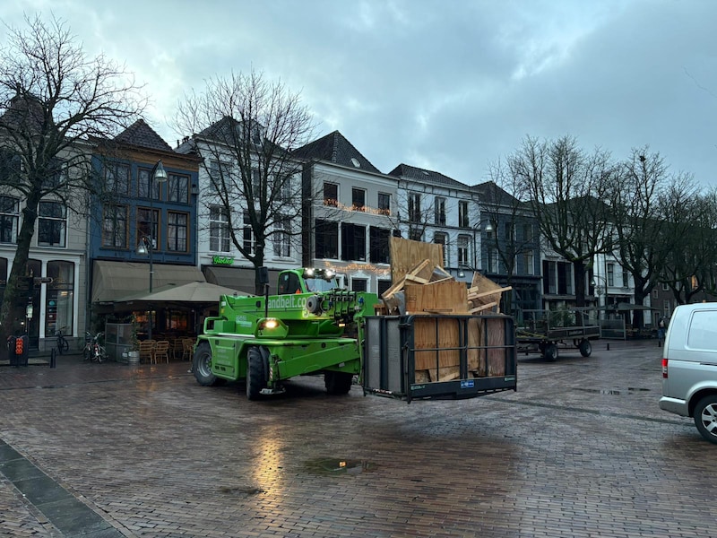 Dinsdag viel er een tien meter hoge houten wand van de gevel, nu is ...