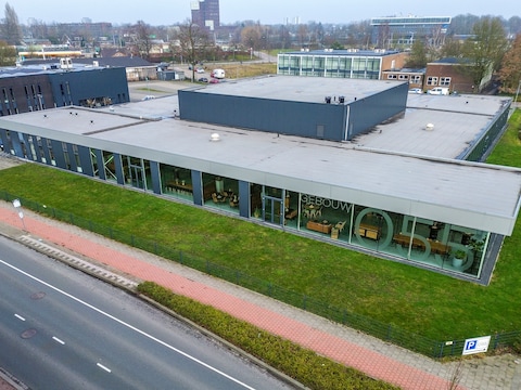 Al jaren zijn ze verboden, toch gaan de activiteiten in Gebouw 055 ...
