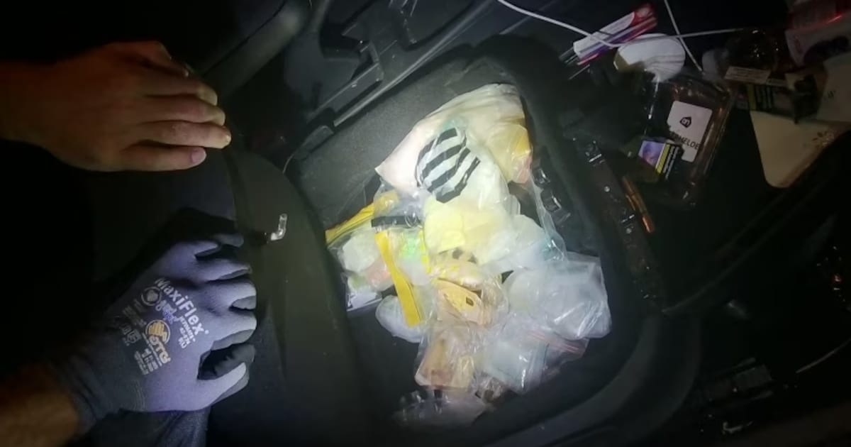 Drugs en geld in verborgen ruimte: man (28) uit Almere aangehouden voor ...