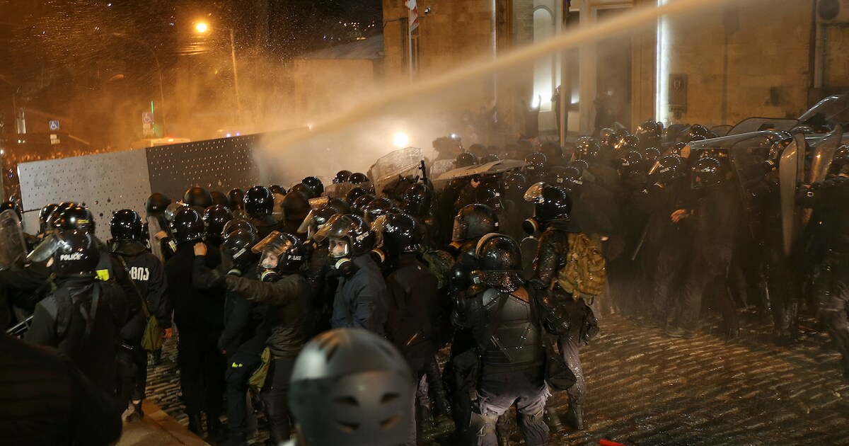 Weer massaal protest met rellen in Georgië: betogers raken slaags met ...
