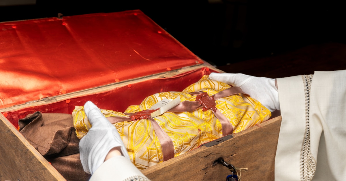In een houten kist uit 1696 liggen de resten van vier heiligen — nu ...
