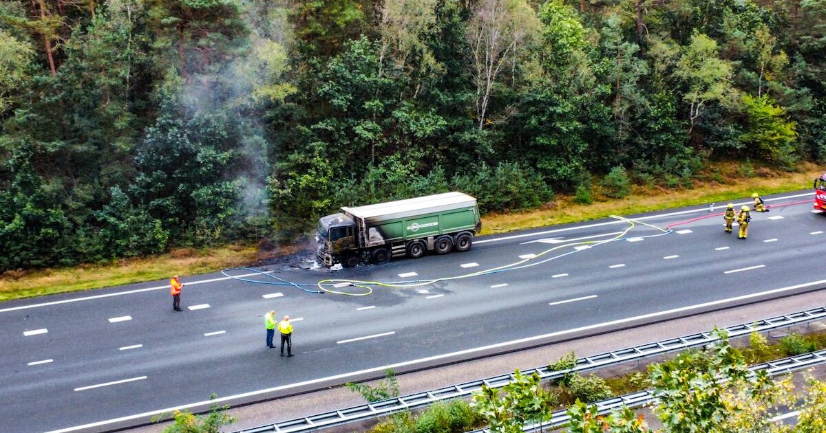 Veel rook en verbrand asfalt door vrachtwagenbrand op A50 bij Beekbergen, afrit Loenen urenlang ...