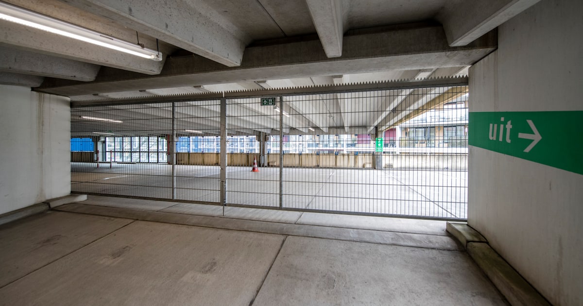 Scheuren in beton: Apeldoorn sluit deel parkeergarage | Apeldoorn | De ...