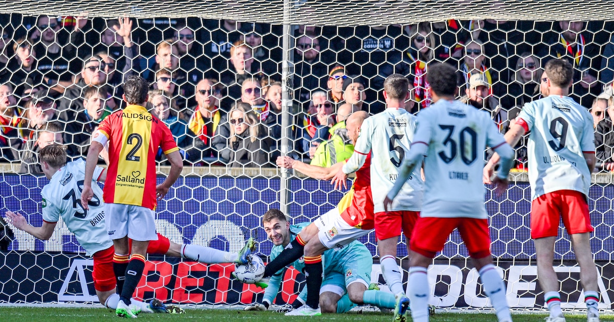 De keeper van Go Ahead Eagles krijgt zelfs een compliment van zijn ...