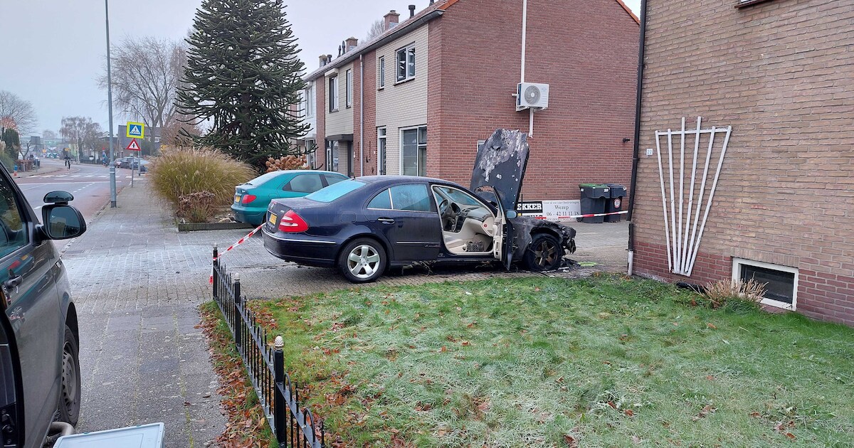 Buurman in boxershort weet zijn eigen wagen nog te redden in Wezep ...