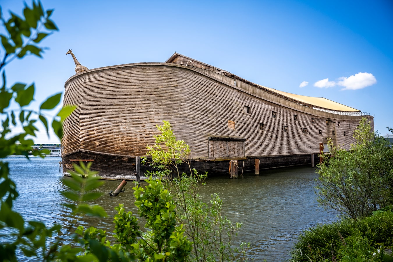 Ex van Sylvie Meis koopt replica Ark van Noach, reusachtig schip vaart ...