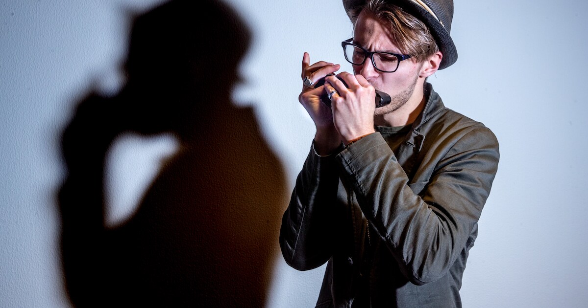 Urker Gerben (20) wil zijn brood verdienen met mondharmonica na studie ...