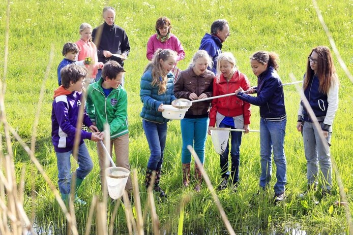 Poep ontleden tijdens Excursie Uiterwaard | Zwolle | destentor.nl
