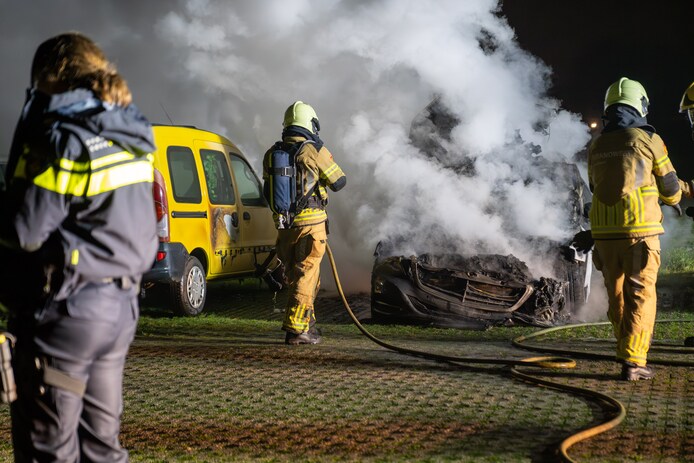 Auto brandt volledig uit op parkeerterrein aan de Worp in Deventer ...
