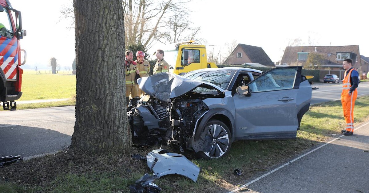 Auto botst frontaal tegen boom in Klarenbeek, bestuurder naar het ziekenhuis | 112 nieuws Voorst ...