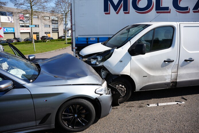 Auto en bestelbus botsen op elkaar bij splitsing in Zwolle: een gewonde | 112 nieuws Zwolle ...