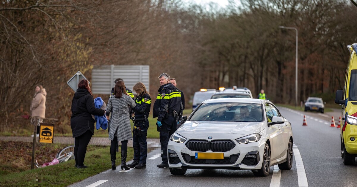 Fietsster raakt gewond als auto haar schept tijdens oversteken van N761 ...