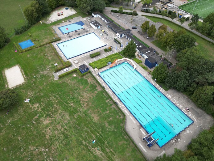 Vandalen gooien witte verf in zwembad: ‘In één nacht al ons werk ...