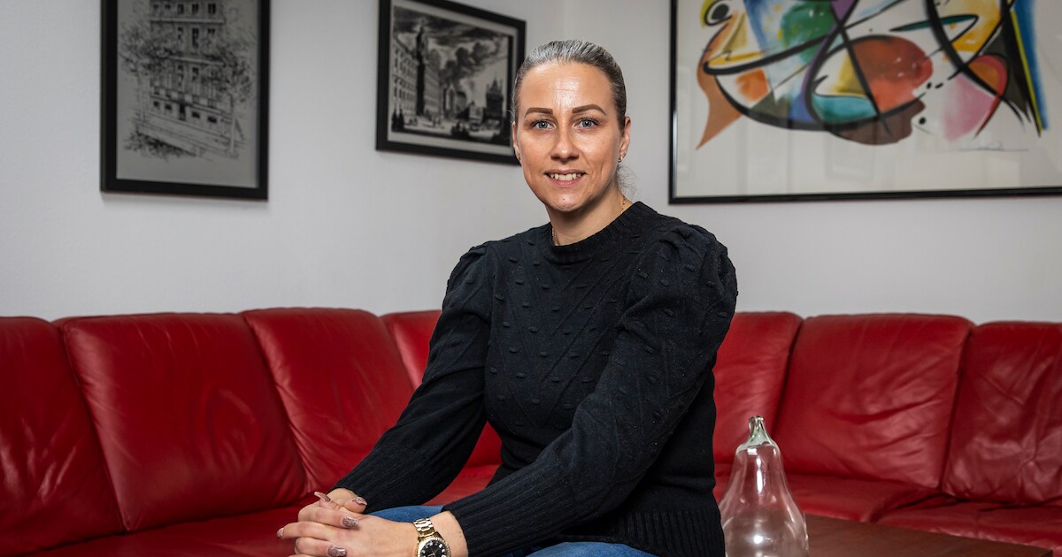 Na twintig jaar zonder contact hoort Esther dat vader is overleden, dan ...