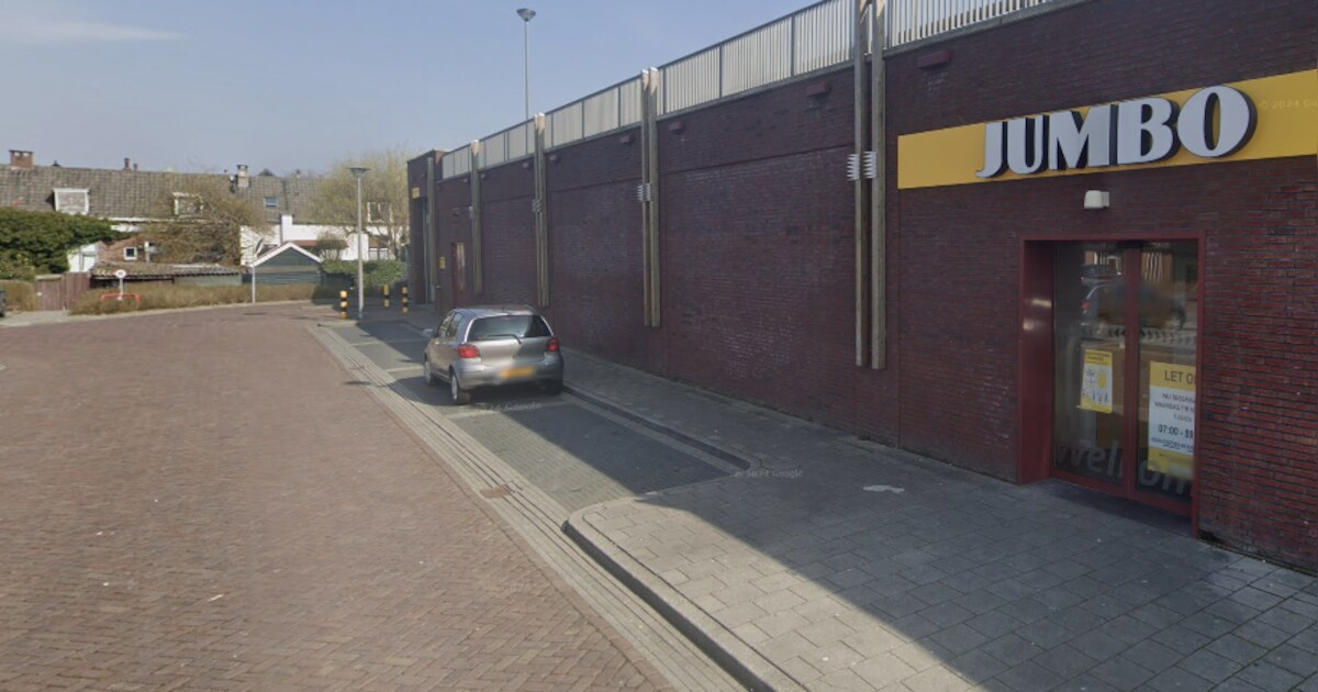 Oudere man steelt jas met portemonnee in Zutphen, politie roept hem op ...