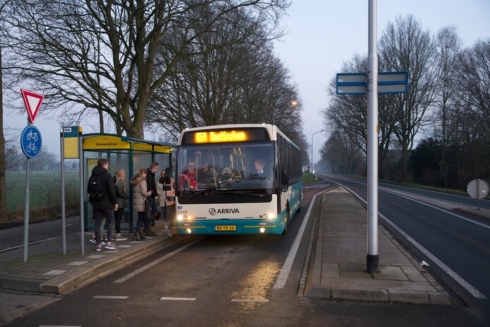 Bussen rijden steeds meer voor scholieren en minder voor ouderen, dit ...