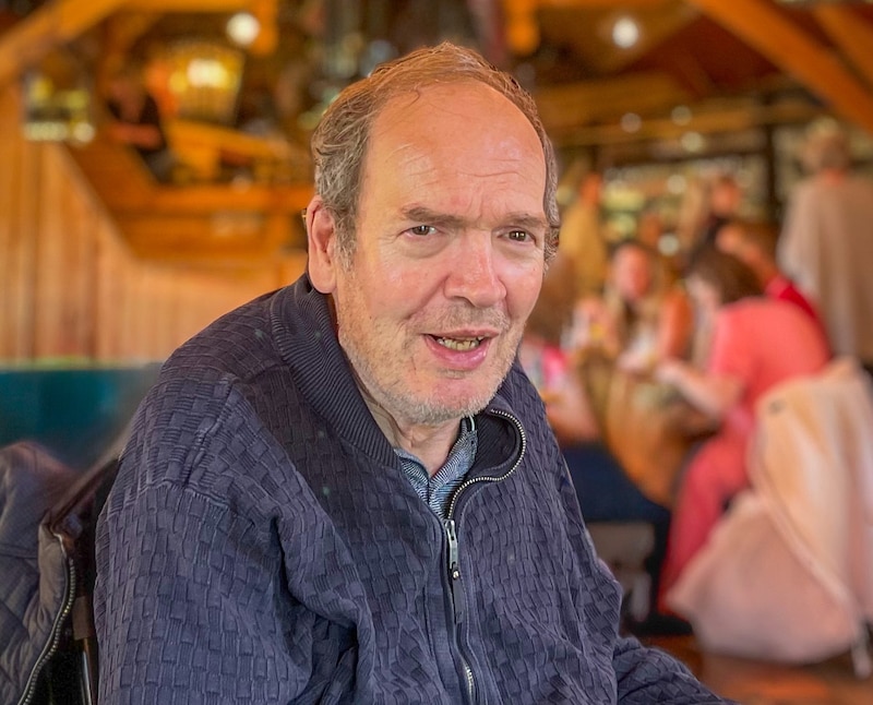 Joop (70) viert zijn verjaardag in favoriete café, twee weken later is ...
