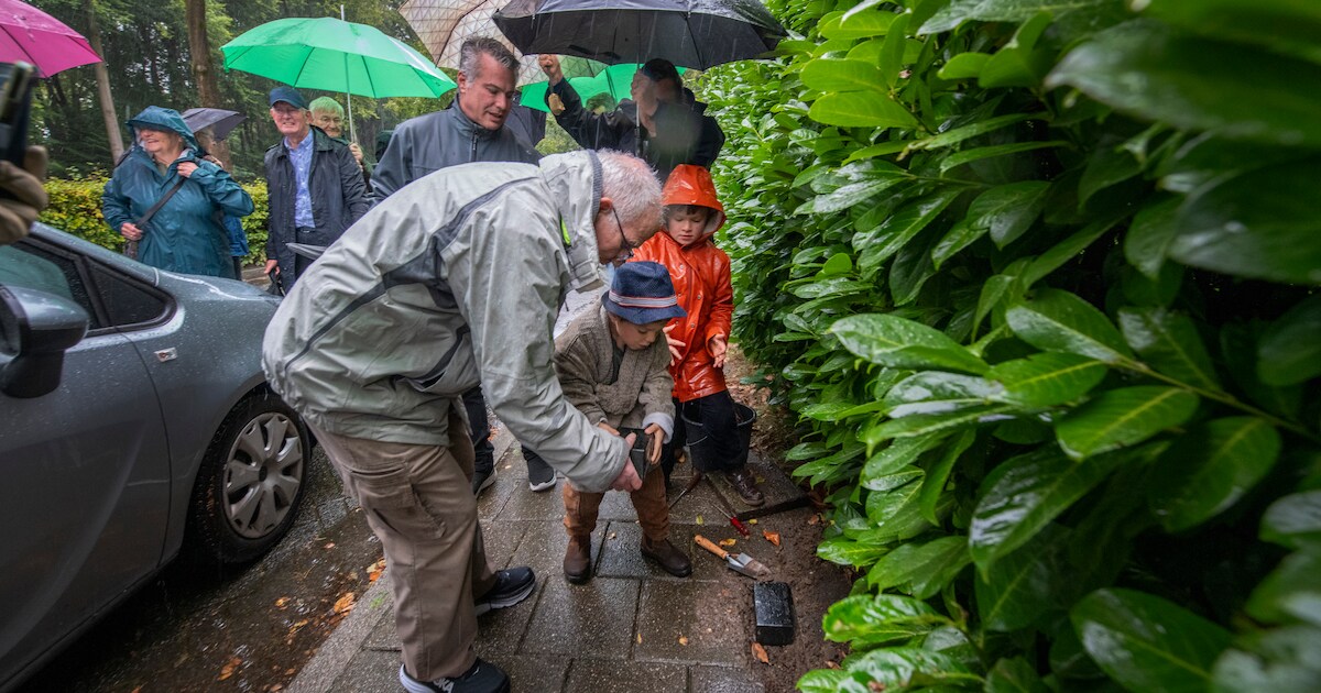 Terwijl Ron (82) in Apeldoorn een gedenksteen voor zijn opa legt, wordt zijn thuisland ...