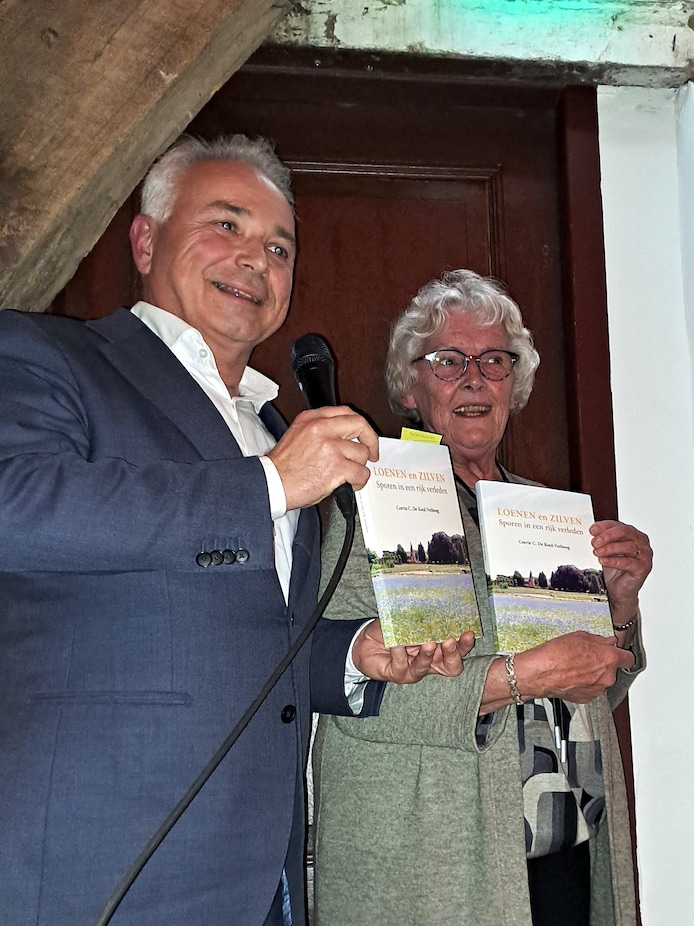 Boek over ontstaansgeschiedenis van Loenen gepresenteerd | Apeldoorn ...
