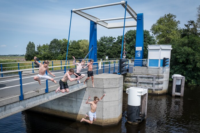 Vanaf een brug het water in springen? Daar staat dikke boete op én er ...