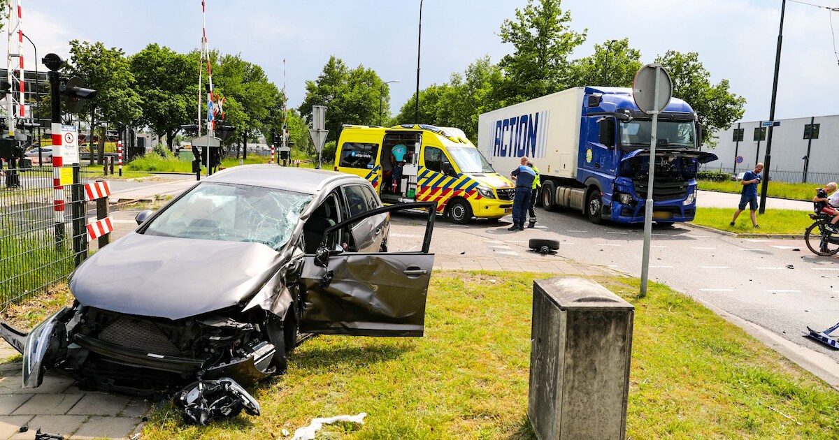 Automobiliste ziet vrachtwagen over het hoofd in Apeldoorn en raakt gewond bij flinke botsing ...