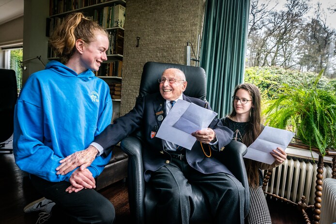 Scholieren verrassen veteraan Max Wolff (97) met persoonlijke brief ...