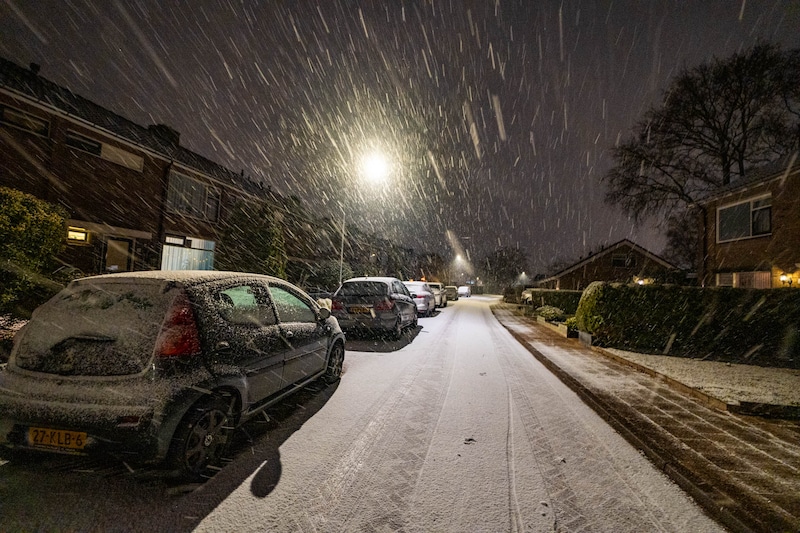 Sneeuw wordt vervangen door regen, onweer en hagel, in noordoosten nog ...