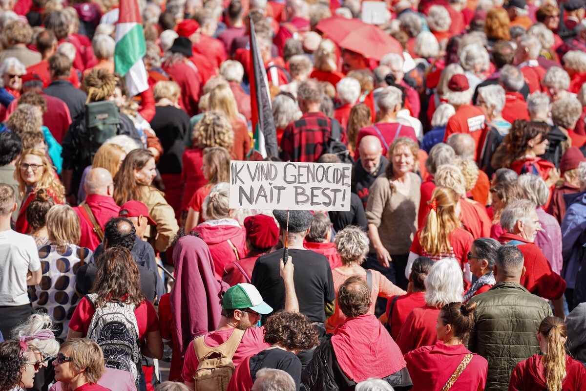 Rode Lijn-protest in Lochem tegen geweld in Gaza | Lochem | De Stentor.nl