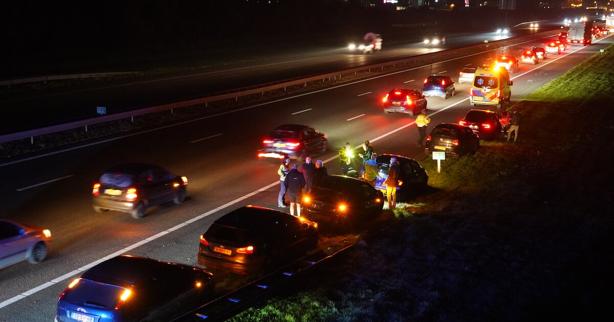 Kettingbotsing bij Staphorst nadat aanhanger deel van lading verliest ...