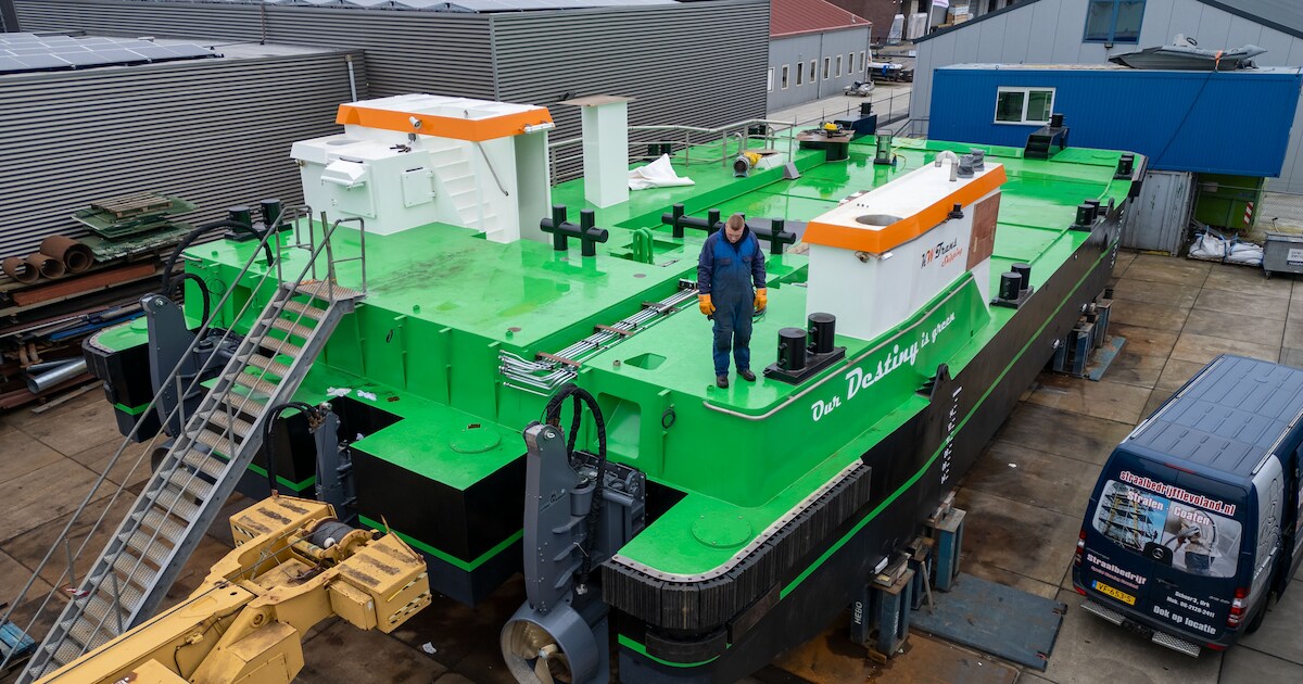 Voor bijzonder transport van dit enorme schip door smalle straten trekt ...