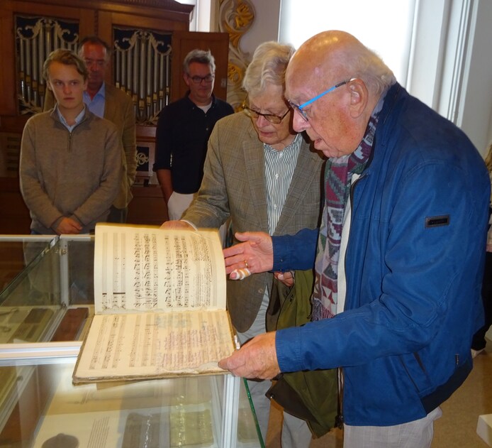 Predikant Carel ter Linden schenkt handgeschreven muziekboek van ...
