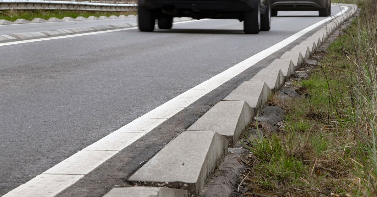 ‘Betonnen haaientanden’ jagen motorrijders angst aan, na twee jaar komt ...