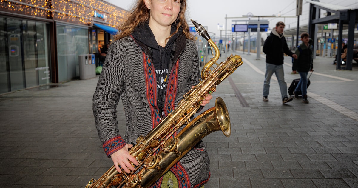 Als Patricia uit de AH op station Zwolle stapt, is haar saxofoon ...