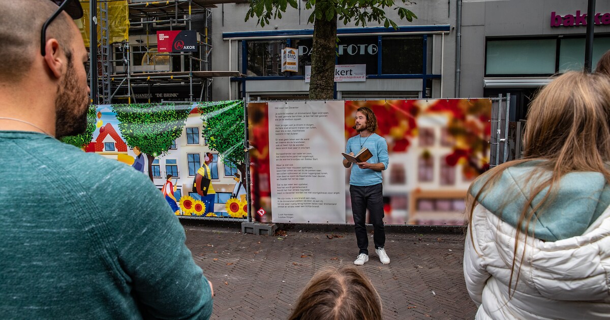 Vrolijk gekleurde doeken bedekken lelijk litteken in de binnenstad van ...