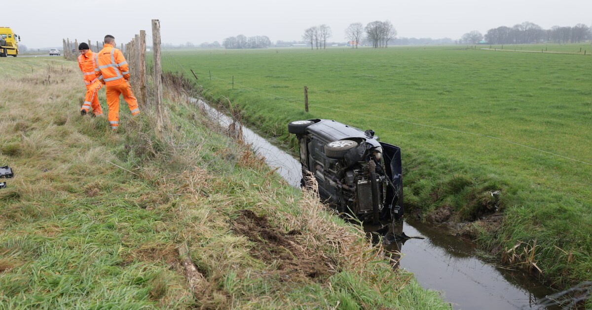 Auto raakt van de weg op N340 richting Dalfsen, eindigt op de zijkant ...