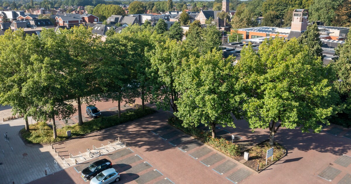 Jaren verder en twee miljoen euro duurder uit, maar ook nieuwe parkeerplannen bij gemeentehuis ...