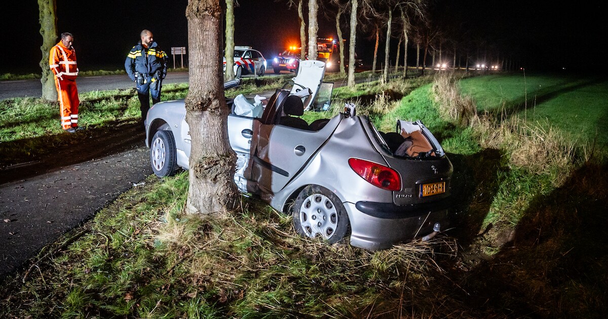 Brandweer verwijdert dak van auto na ongeluk in Steenderen, vrouw ...