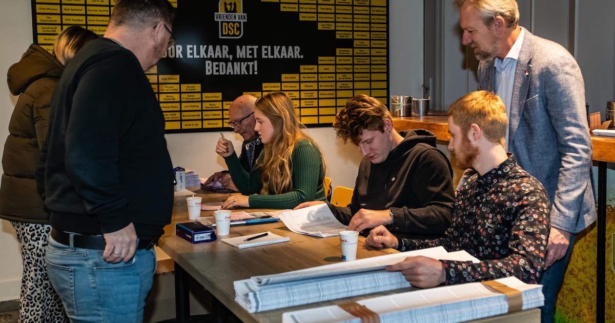 Compleet gezin runt stemlokaal in Diepenveen en Rosa (19) is de baas ...