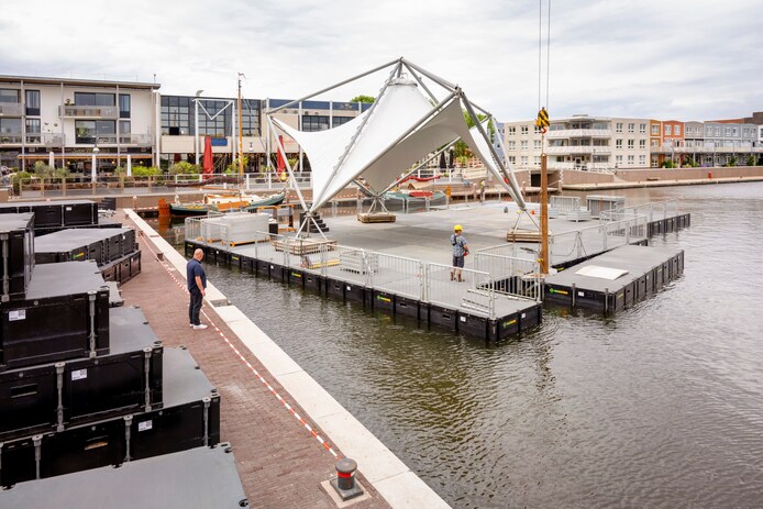 Muziekfeest op 72 drijvende pontons in de haven van Zeewolde: ‘Gaan het gewoon doen’ | Zeewolde ...