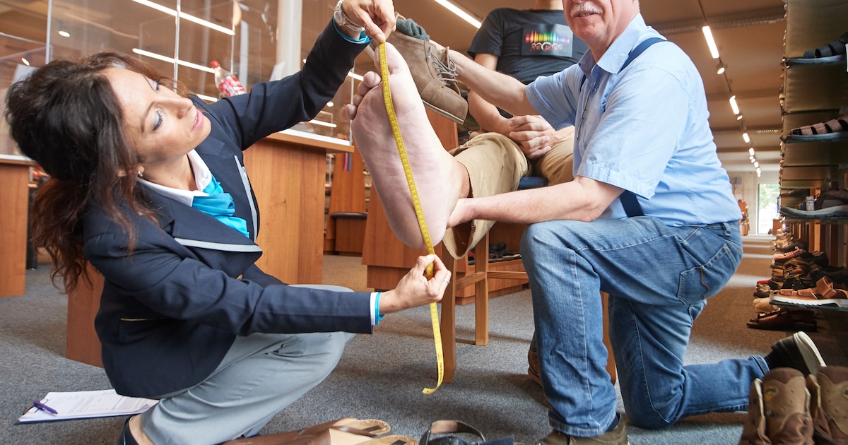 Jeison (28) heeft dringend schoenen van maat 70 nodig, dus vliegt Georg naar Venezuela | Zutphen ...