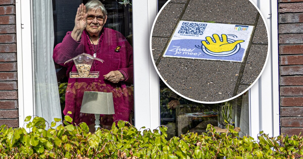 Overal in Zwolle liggen witte tegels met een gele hand: dit is de ...