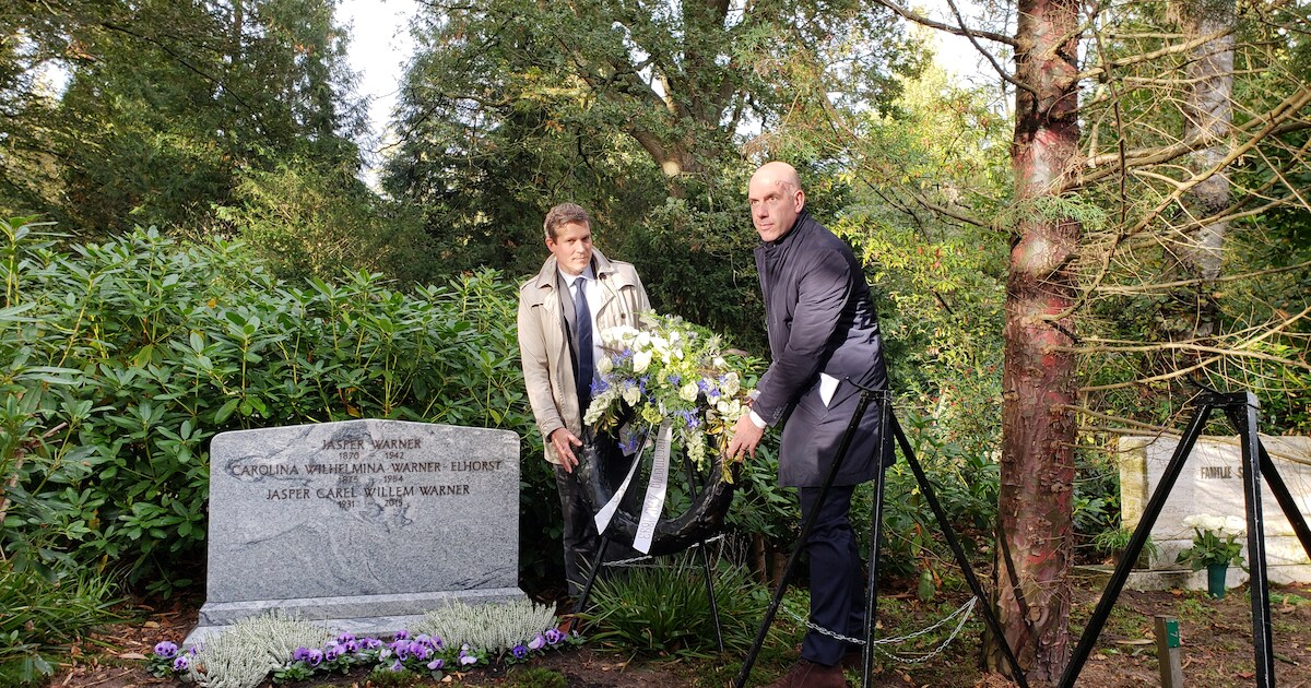 Kransen gelegd op graf van man die 125 jaar geleden ZAC in Zwolle ...