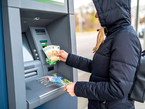 Na aangifte Amersfoorter houdt politie in Amsterdam drie verdachten van witwassen aan ...