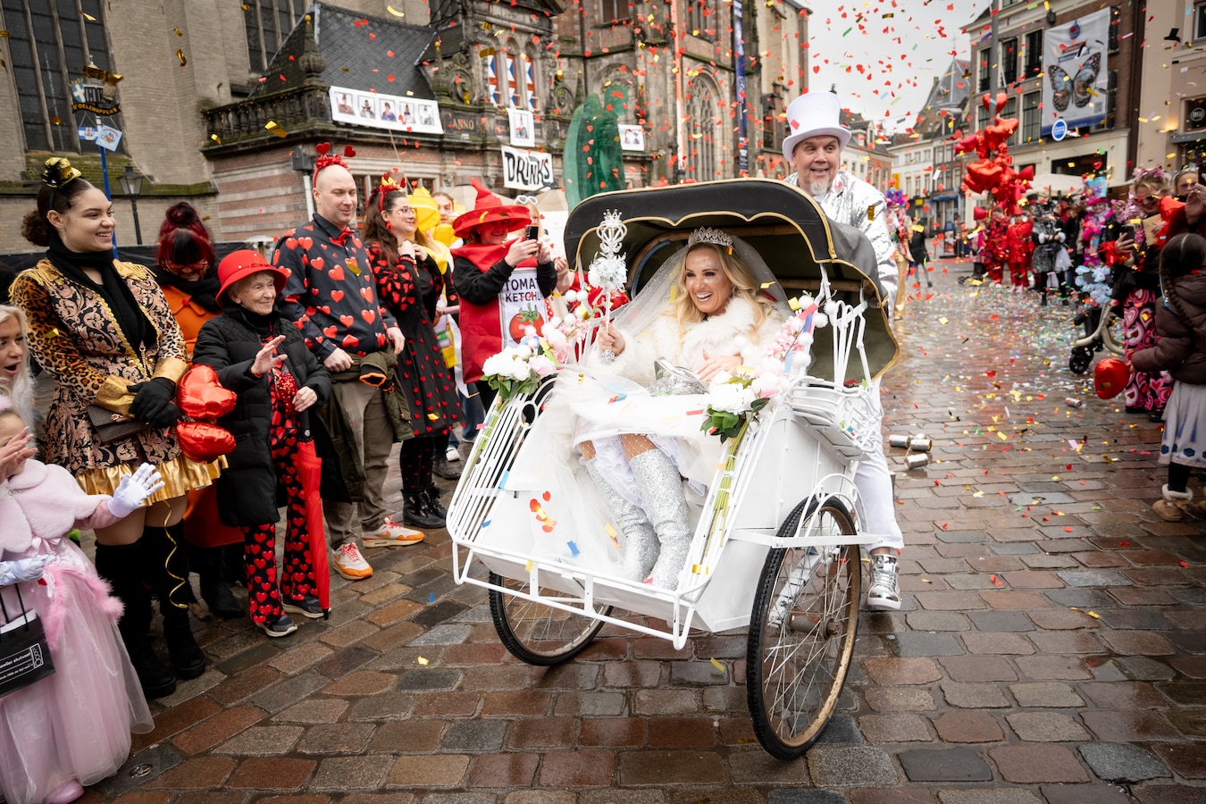 Bruidskleding tussen de carnavalspakken: Rita en Patrick zeggen ‘ja’ op ...