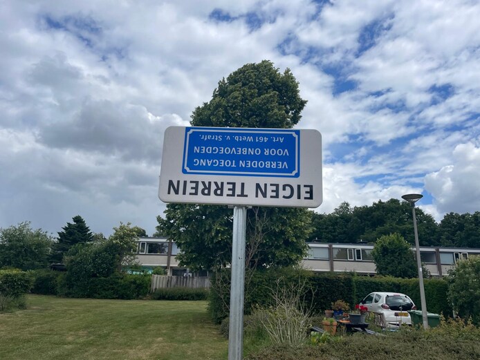 Nijmeegs grasveld staat ineens vol met ‘eigen terrein’-bordjes: ‘Als je ...