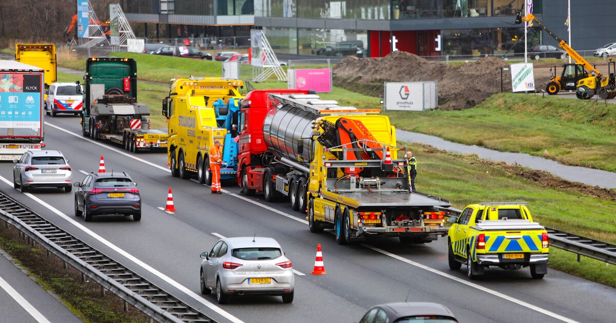 Flinke file door botsende vrachtwagens op A28, snelweg is inmiddels weer vrij | Hattem ...