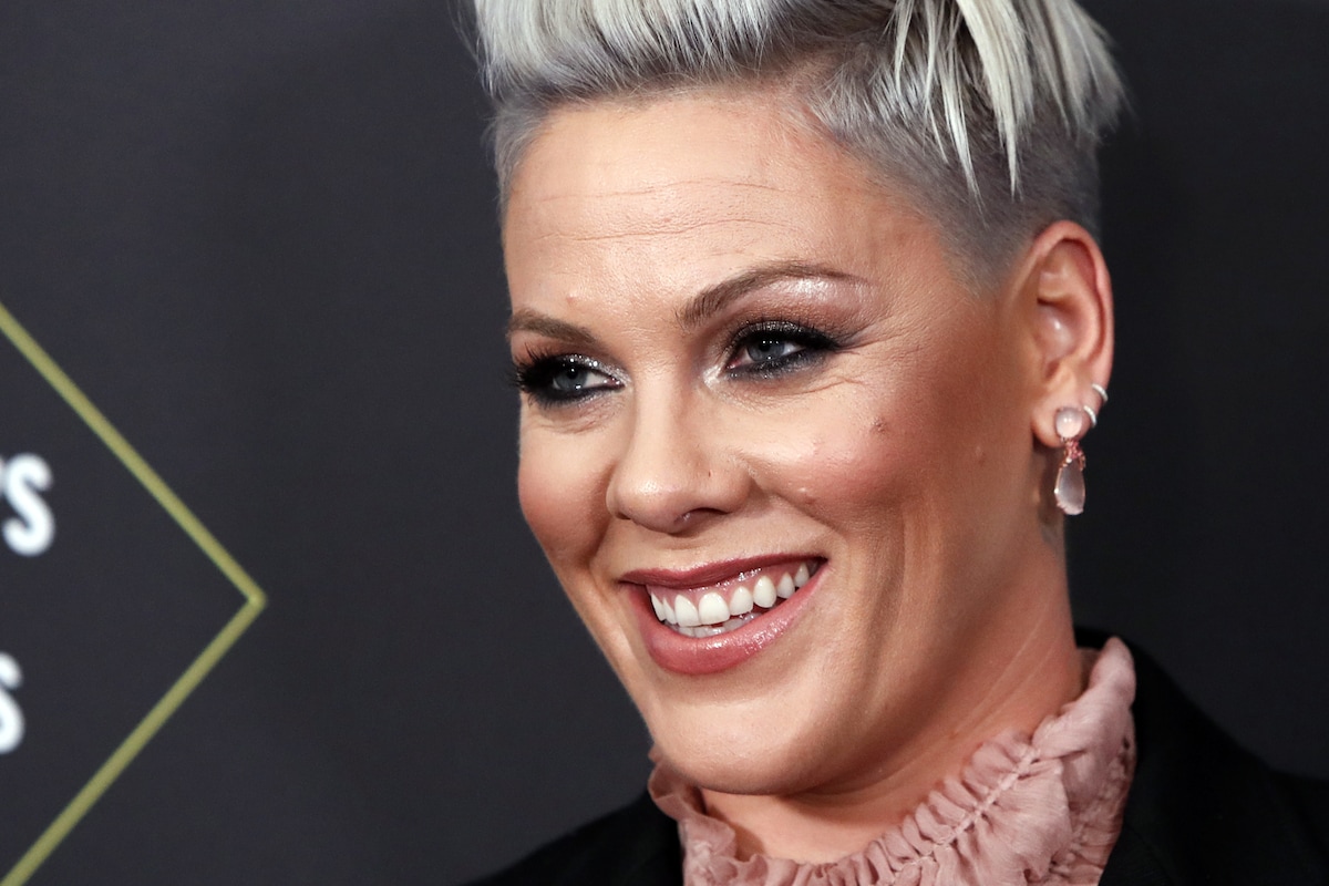 Pink brengt oud en nieuw door in ziekenhuis na operatie | Show | De ...